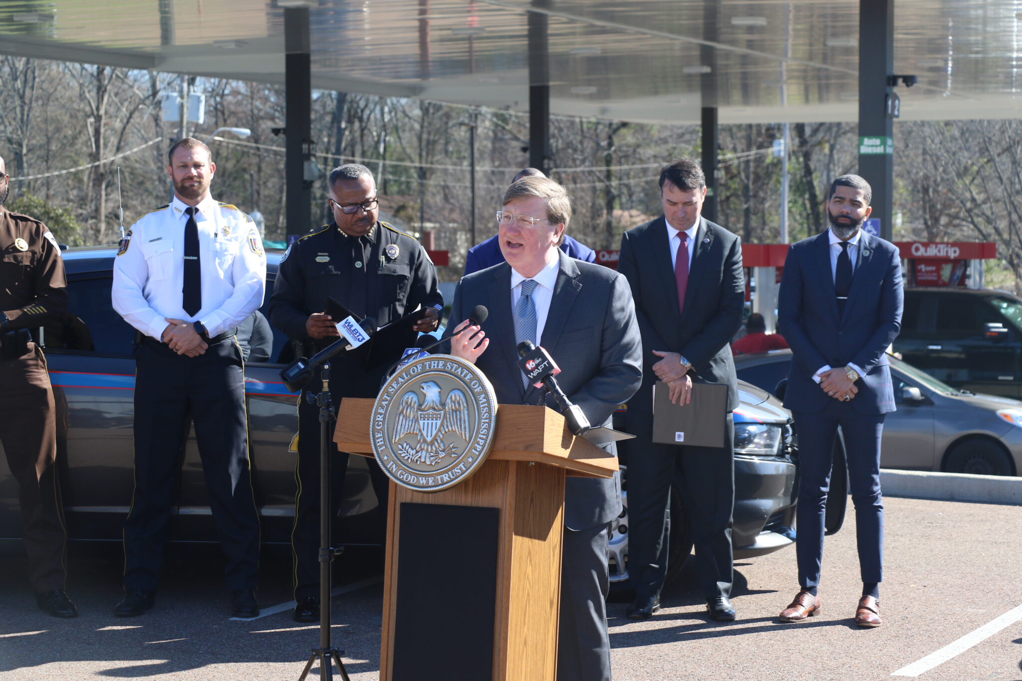 Reeves responds to critics over sending Mississippi National Guard to D ...
