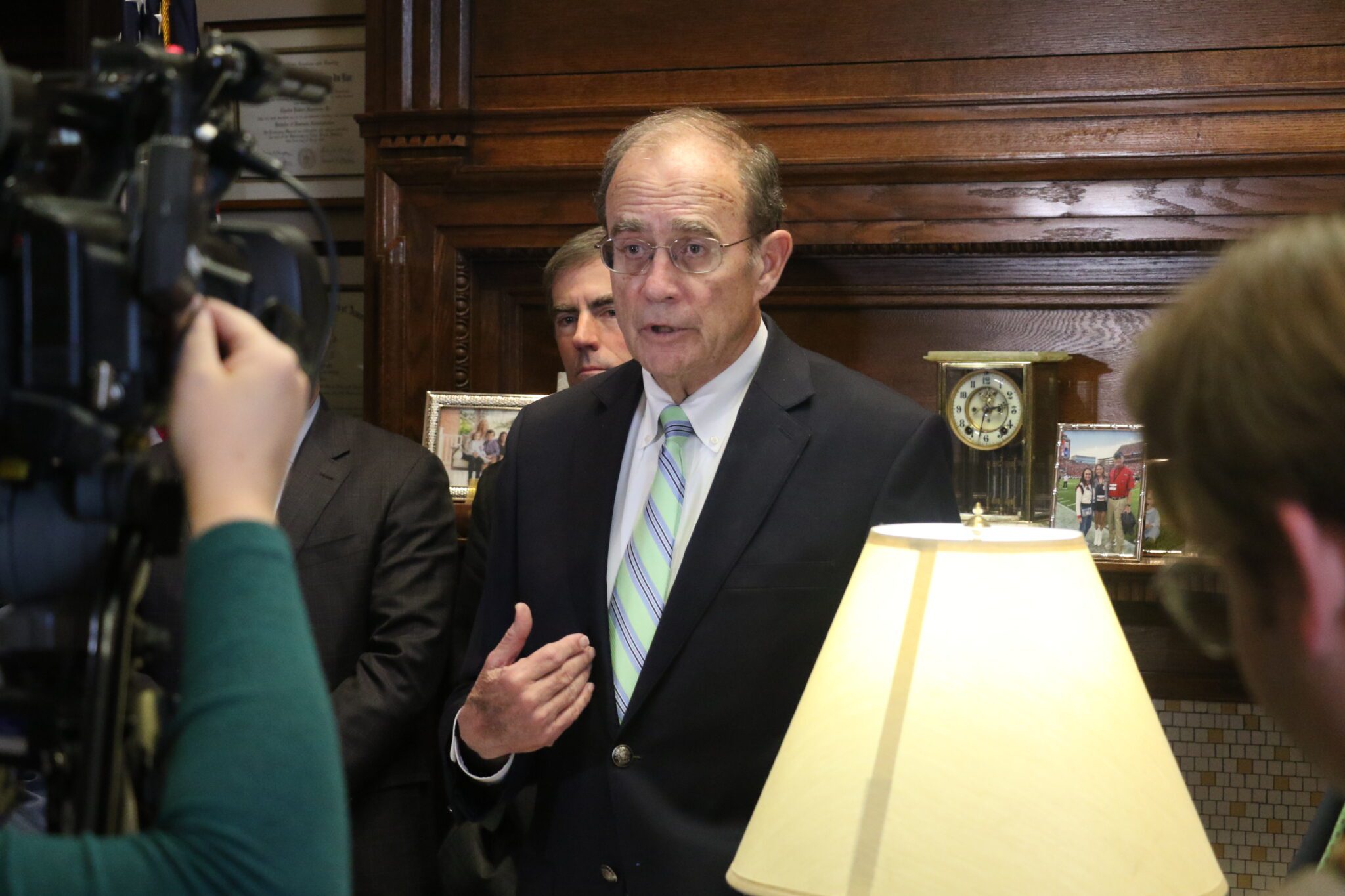 Vote to end government shutdown fails in Senate as Democrats hold firm ...